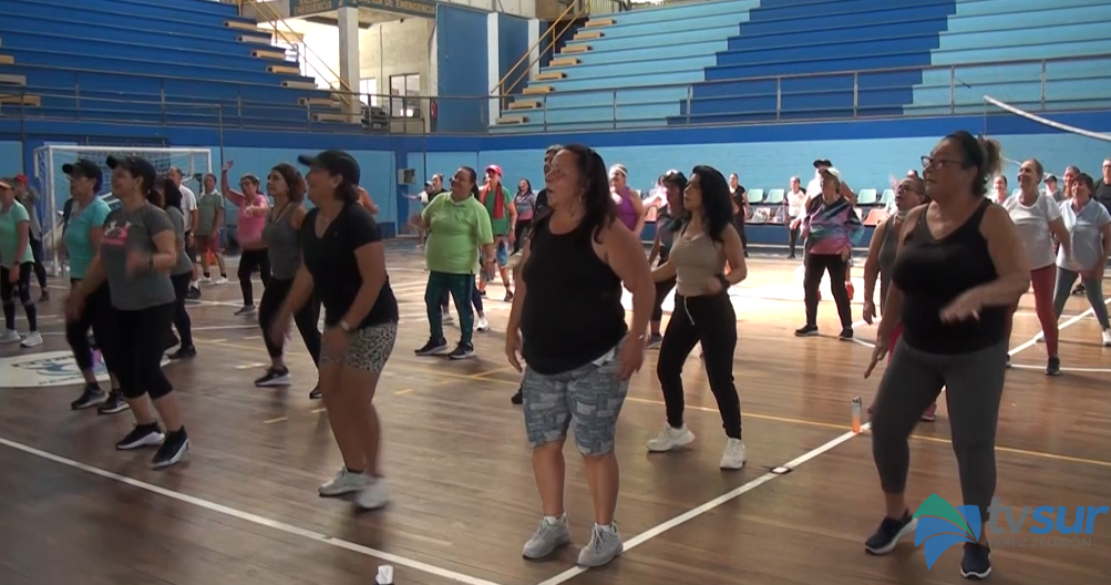 Zumba en el Polideportivo en San Isidro de El General cada día reúne a ...